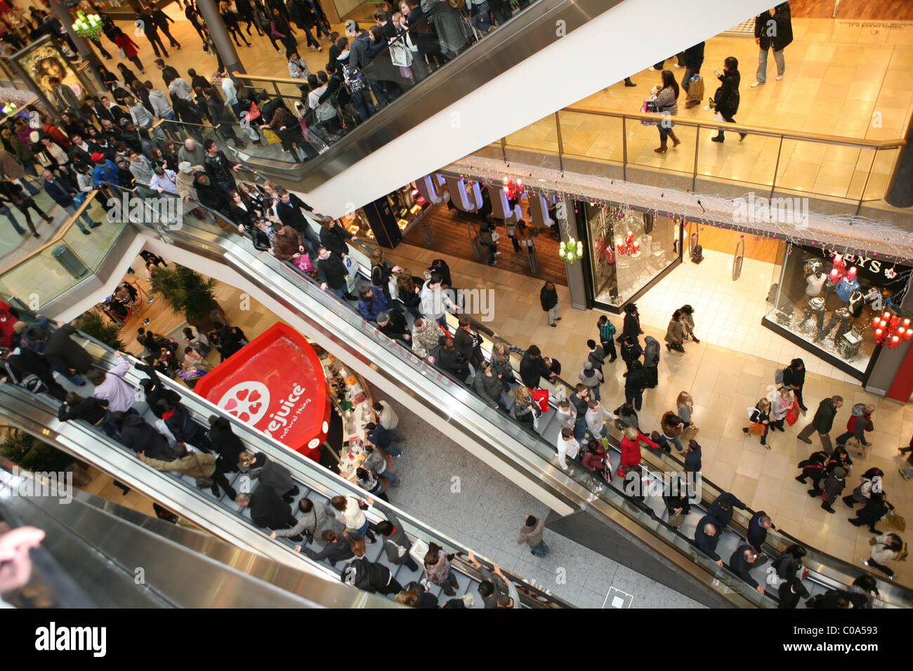 Packed shopping centre hi-res stock photography and images - Alamy