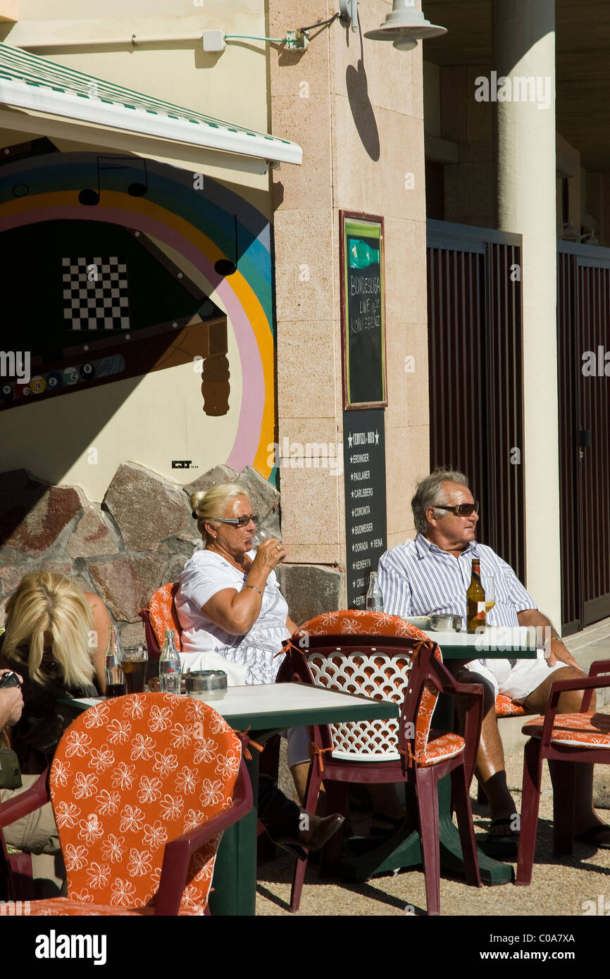 People enjoying a drink in the sun Stock Photo - Alamy