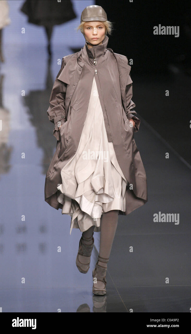 Model Paris Fashion Week Autumn/Winter 2008 - Celine - catwalk Paris ...