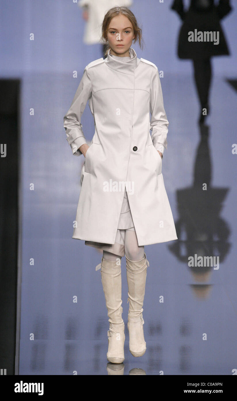 Model Paris Fashion Week Autumn/Winter 2008 - Celine - catwalk Paris ...
