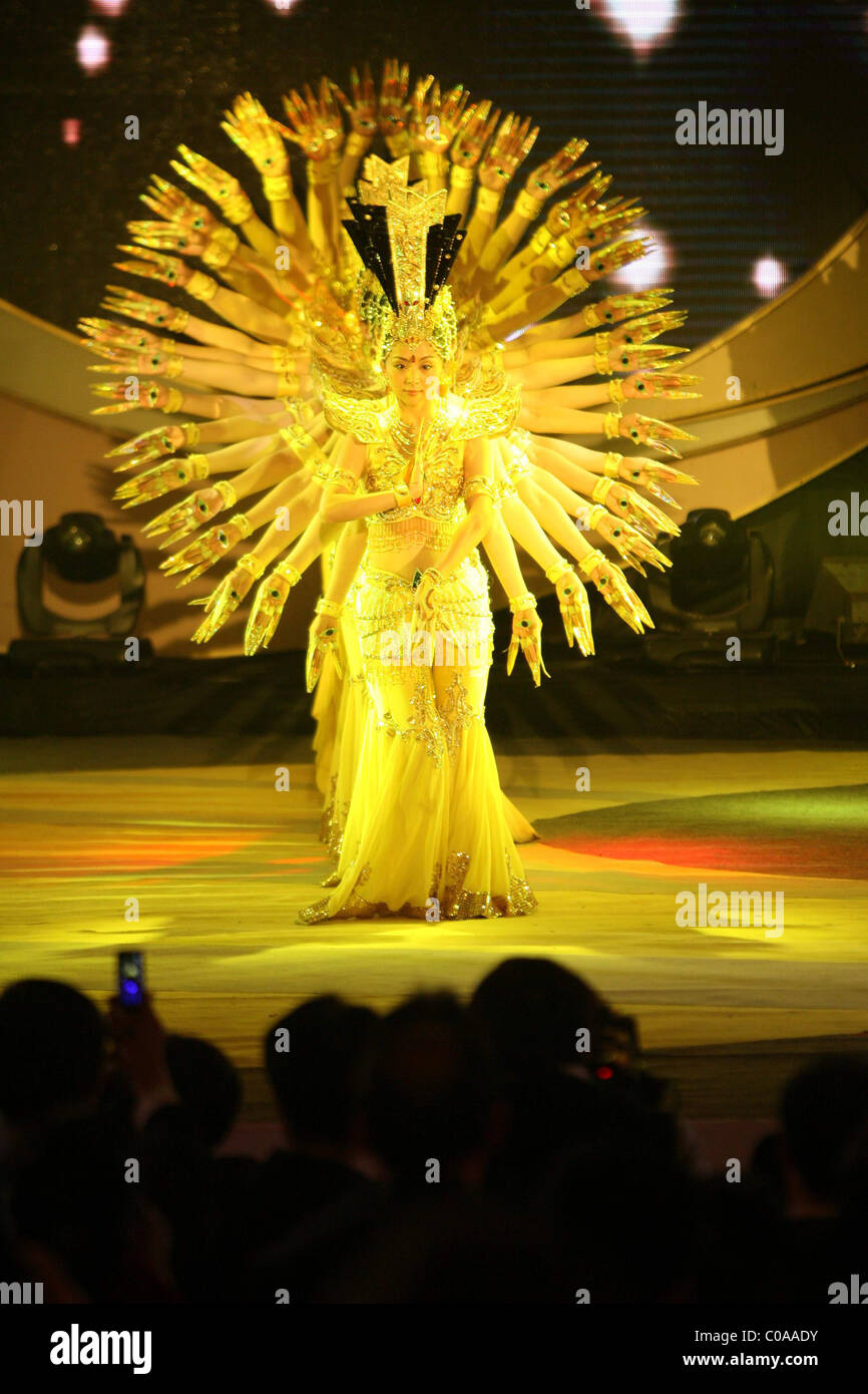 DEAF-DEFYING HAND FAN This human hand fan is a mesmerising sight - one ...