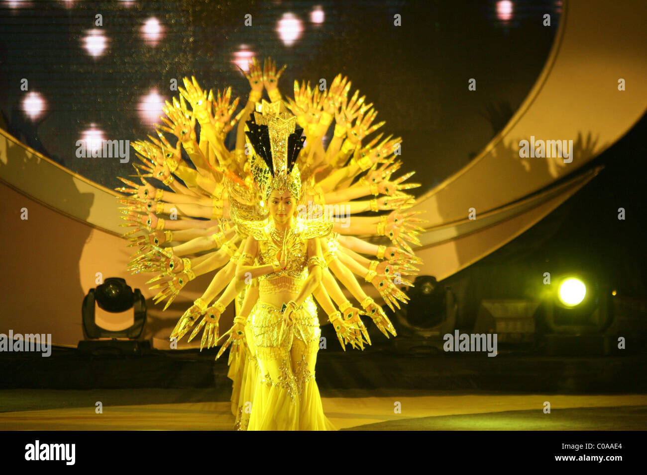 DEAF-DEFYING HAND FAN This human hand fan is a mesmerising sight - one ...