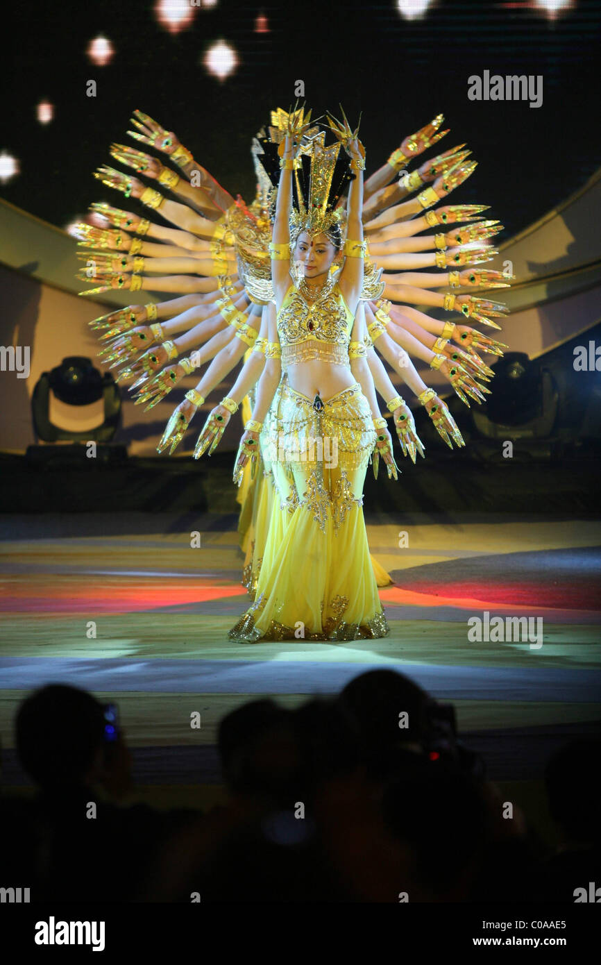DEAF-DEFYING HAND FAN This human hand fan is a mesmerising sight - one ...