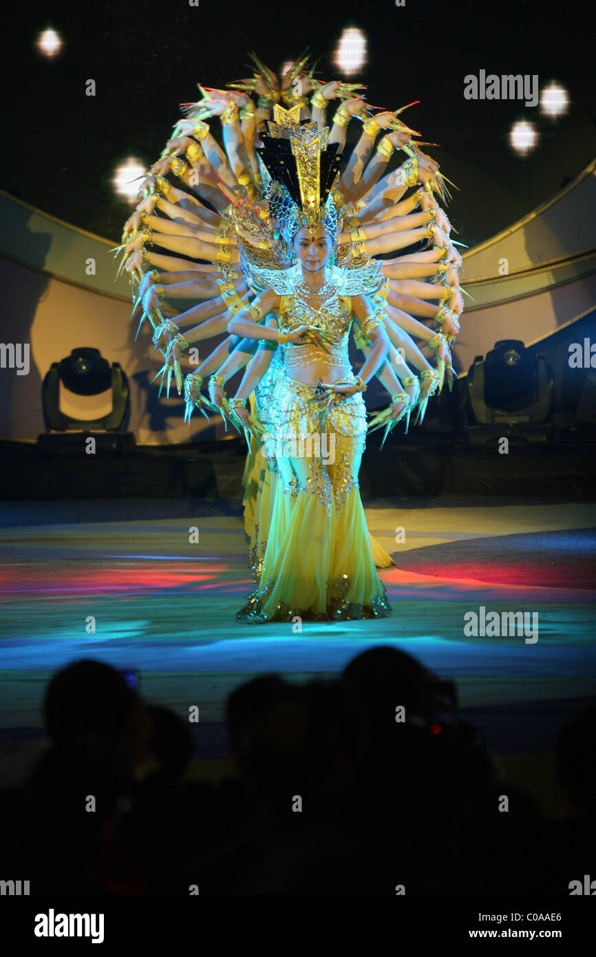 DEAF-DEFYING HAND FAN This human hand fan is a mesmerising sight - one ...