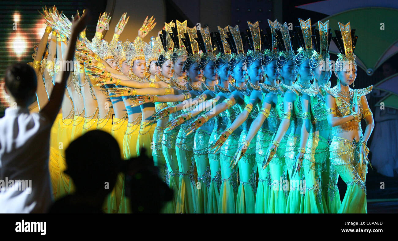 DEAF-DEFYING HAND FAN This human hand fan is a mesmerising sight - one ...