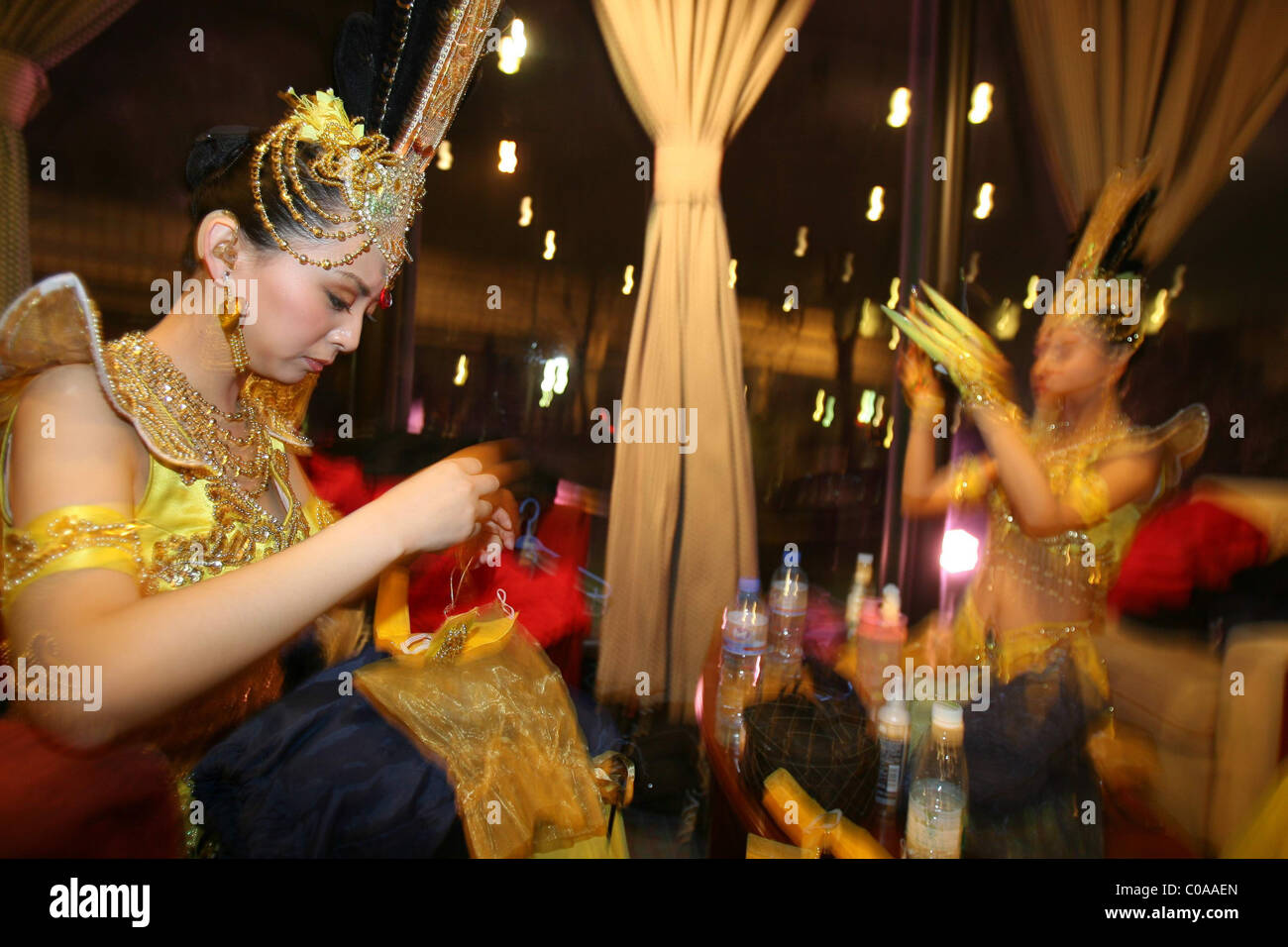 DEAF-DEFYING HAND FAN This human hand fan is a mesmerising sight - one ...