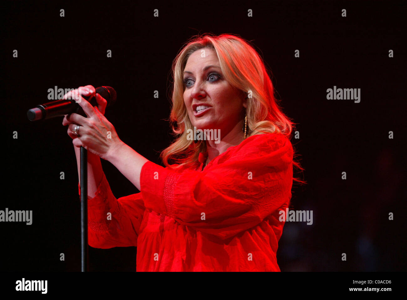 Lee ann womack performs hi-res stock photography and images - Alamy