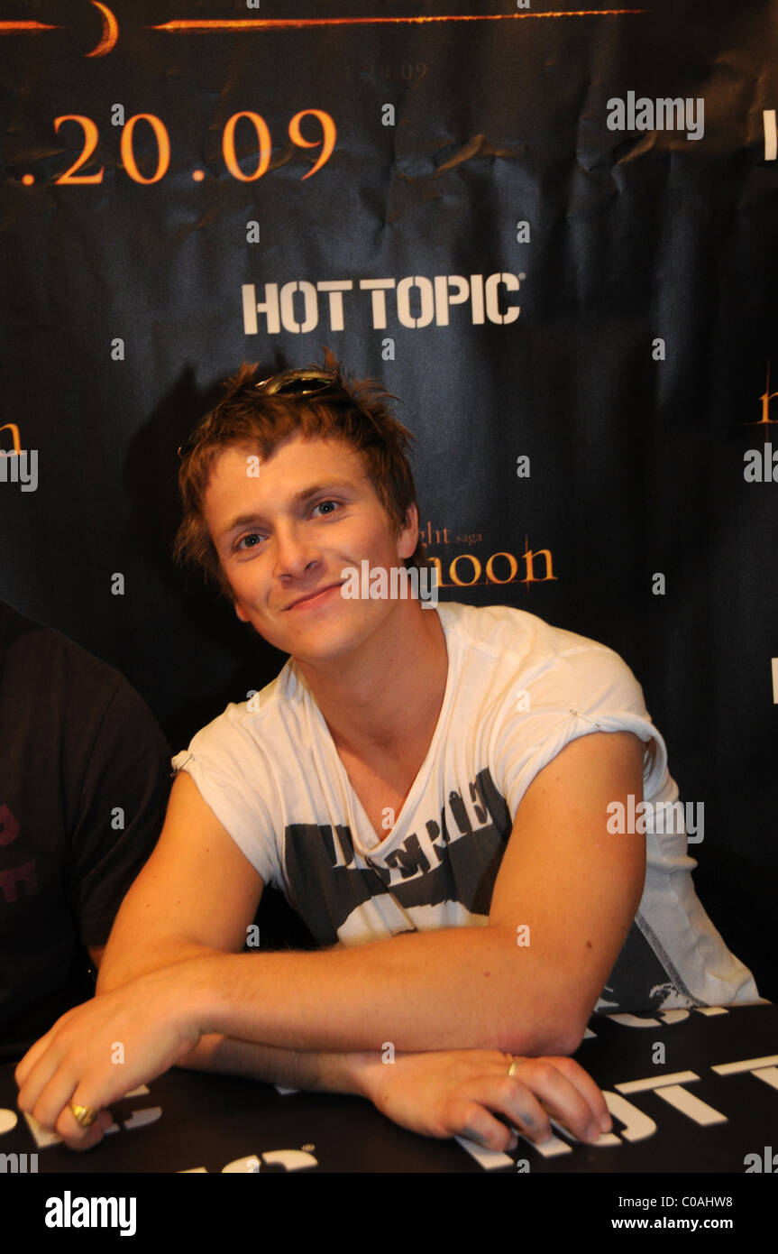 Charlie Bewley meets and signs autographs at Nordstrom and Hot Topic ...