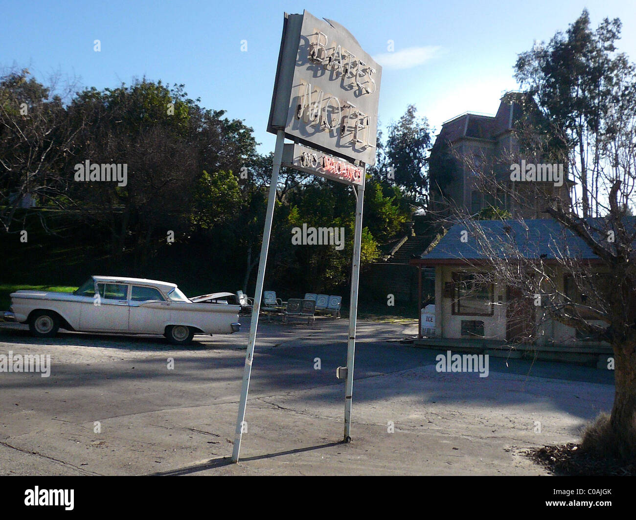 Atmosphere The Psycho house and Bates Motel set as seen in the 1960 and ...