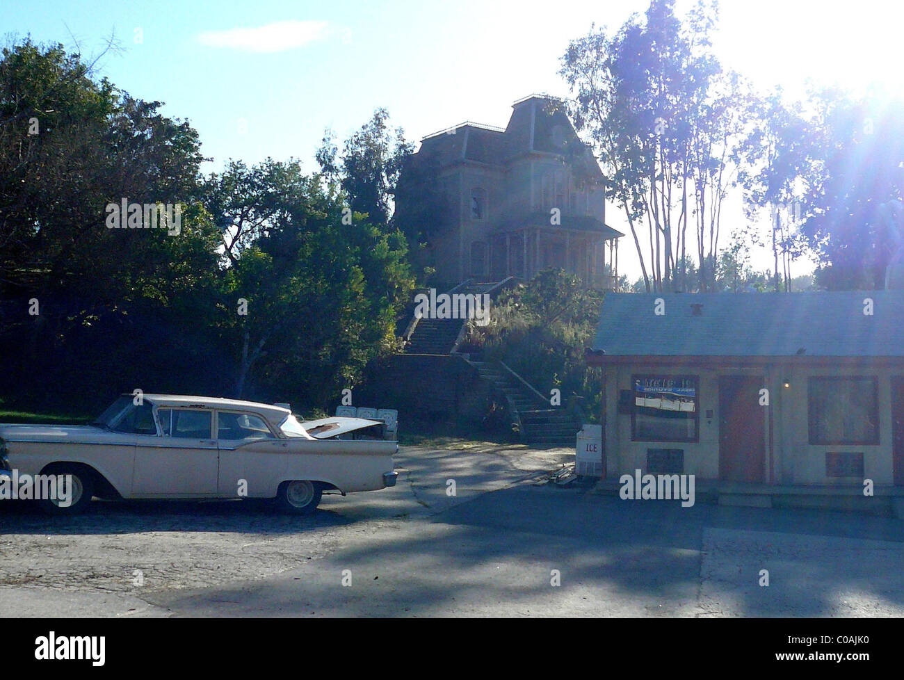 Atmosphere The Psycho house and Bates Motel set as seen in the 1960 and ...