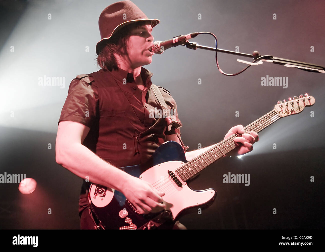 Gaz Coombes of Supergrass performing live at the Liverpool Carling ...