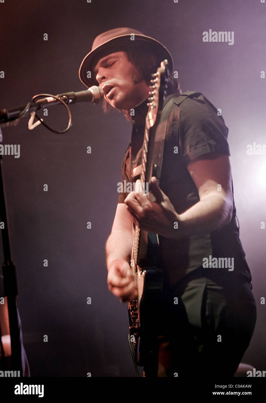Gaz Coombes of Supergrass performing live at the Liverpool Carling ...