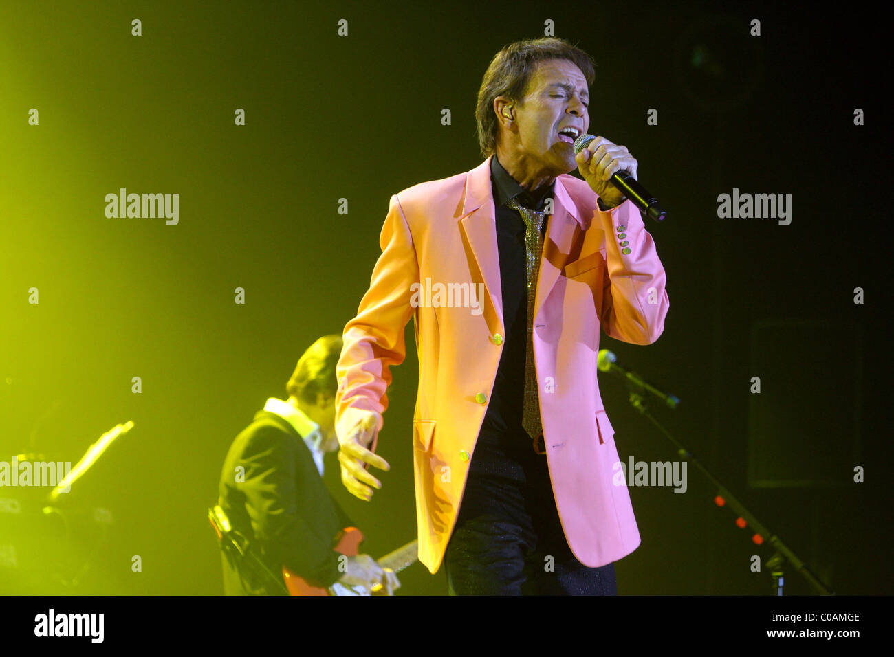 Cliff richard and the shadows hi-res stock photography and images - Alamy