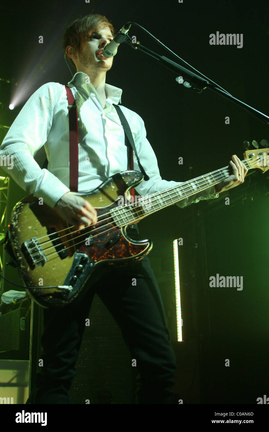 Richard jones feeling on stage hi-res stock photography and images - Alamy