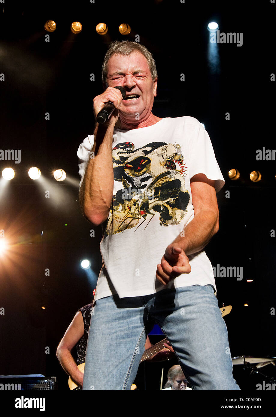 Ian Gillan Deep Purple performing at Manchester Apollo on the first ...