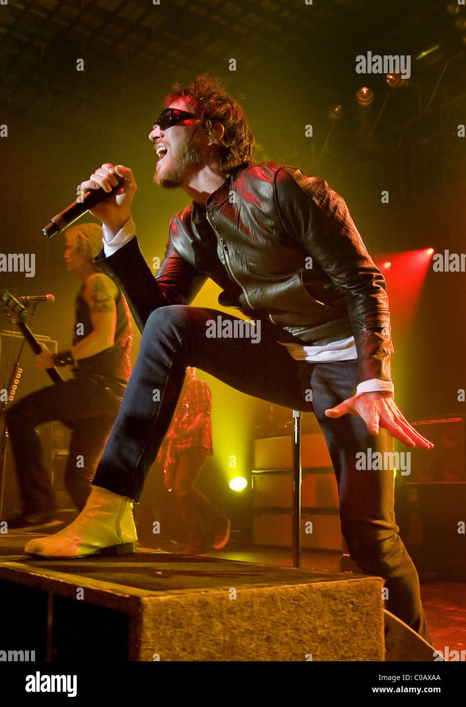 Scott Weiland of Velvet Revolver performing at Liverpool University ...