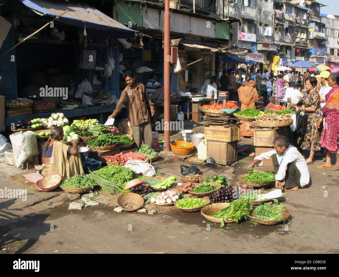 India. Vegetable vendor in a street market in Mumbai Stock Photo - Alamy