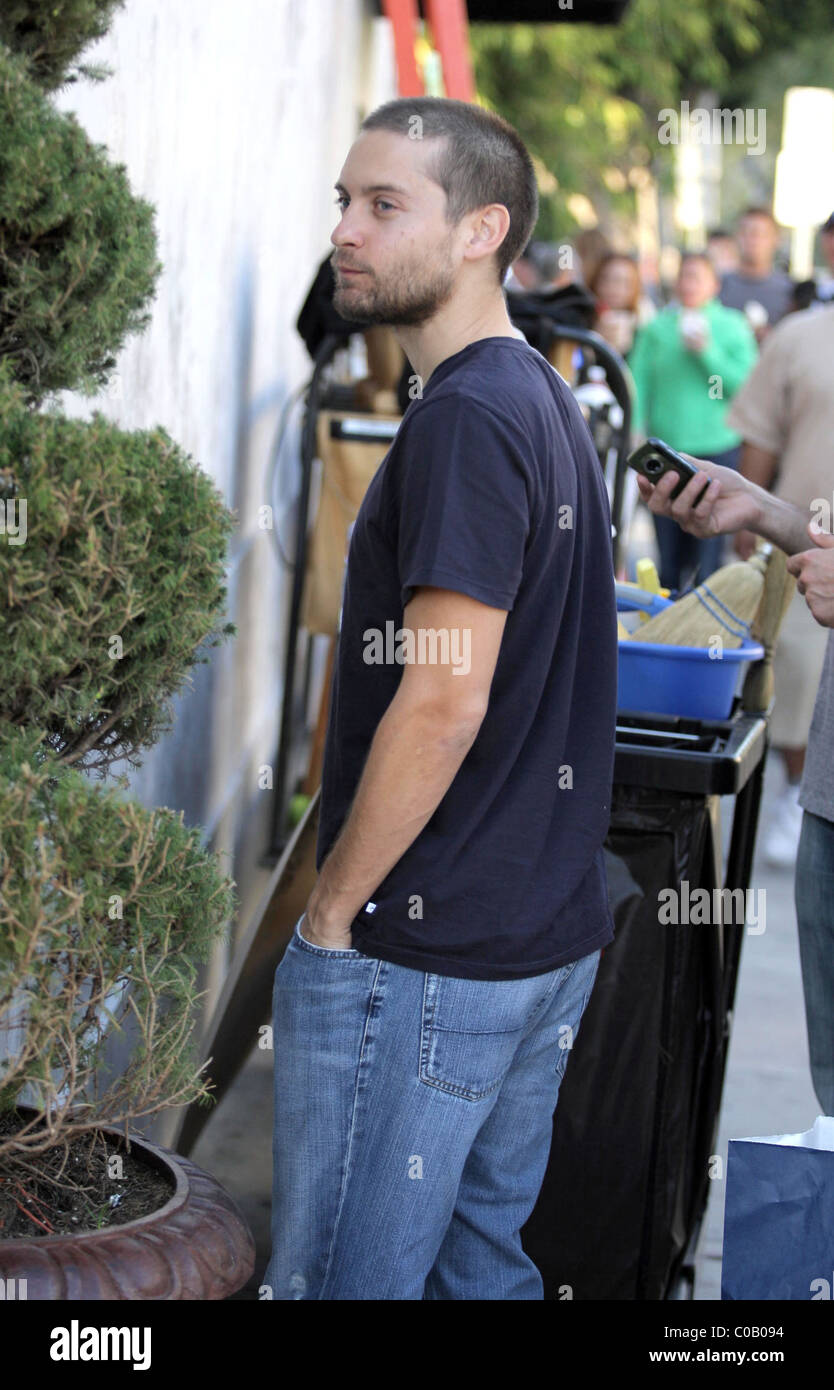 Tobey Maguire Along with the cast of 'Entourage' film a commercial for ...