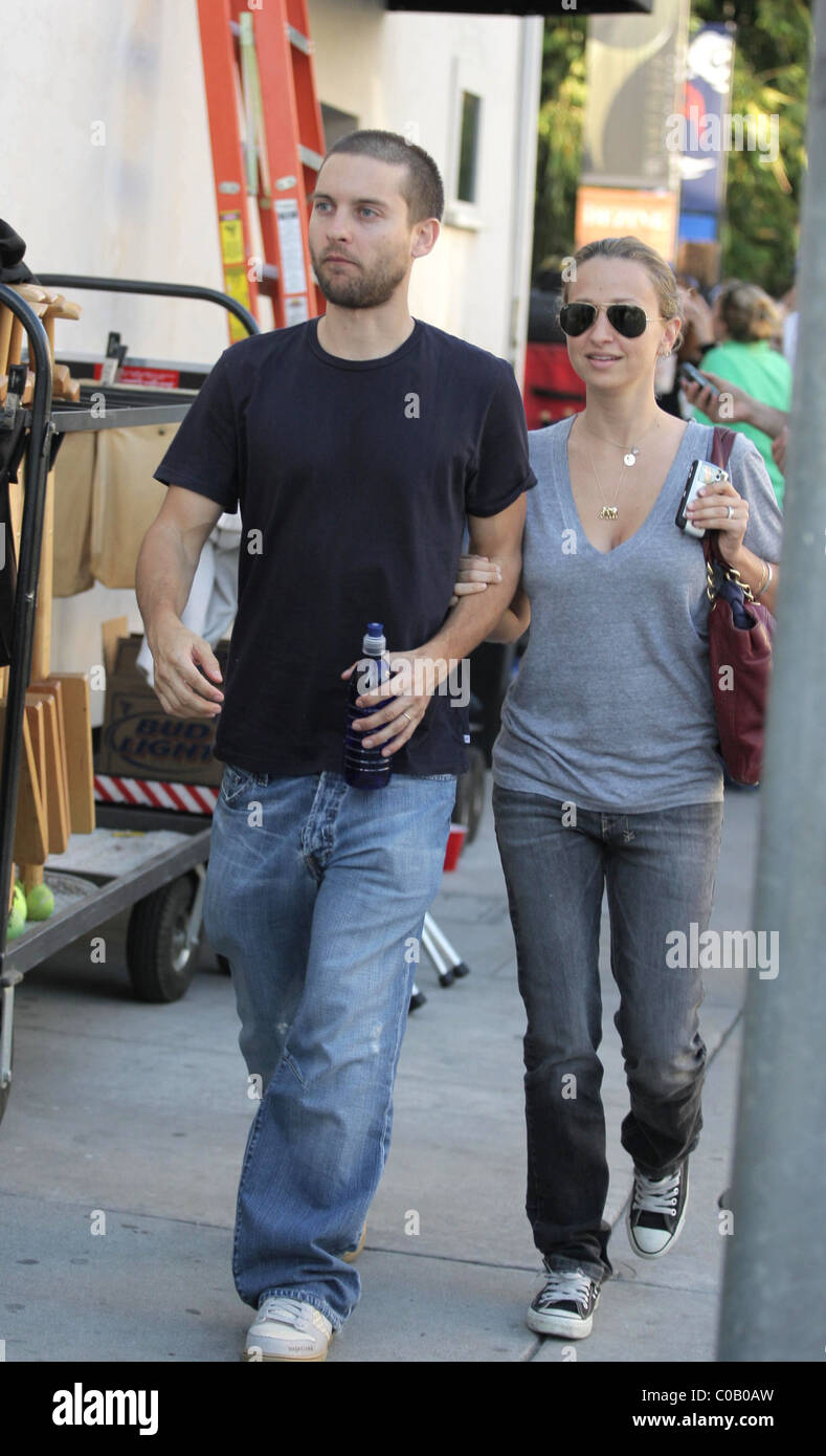 Tobey Maguire Along with the cast of 'Entourage' film a commercial for ...