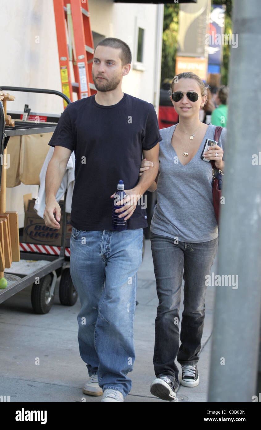 Tobey Maguire Along with the cast of 'Entourage' film a commercial for ...