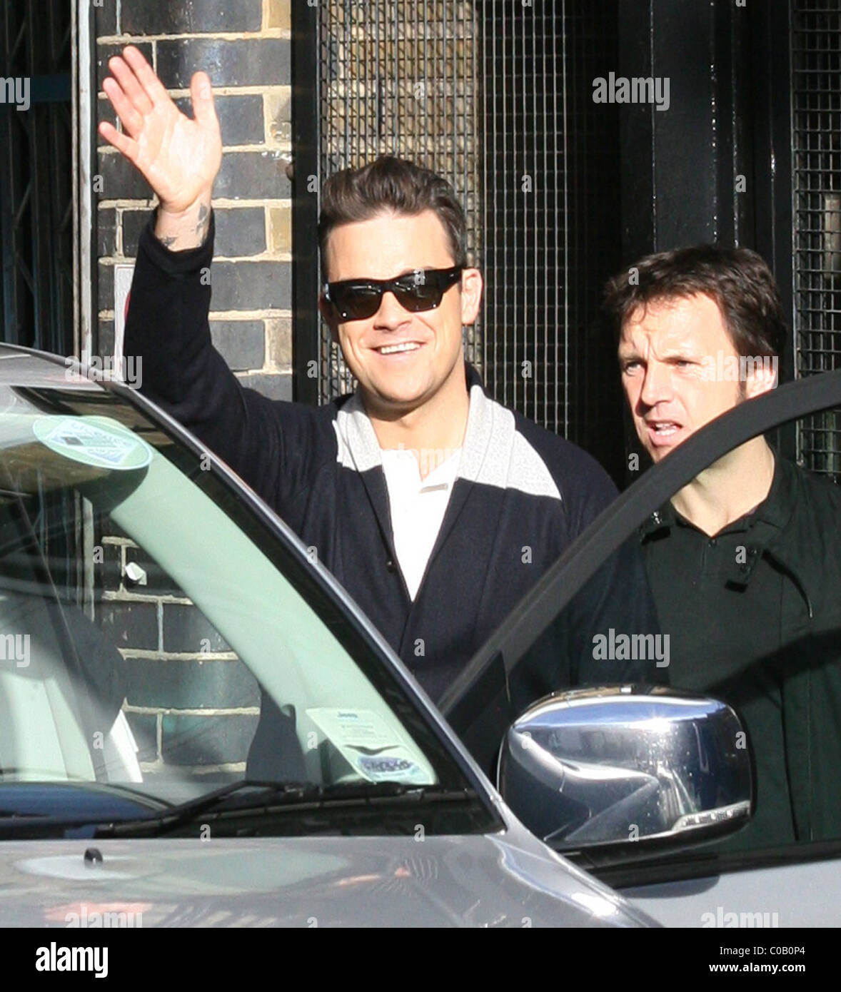 Robbie williams 2 121109 paparazzi hi-res stock photography and images ...