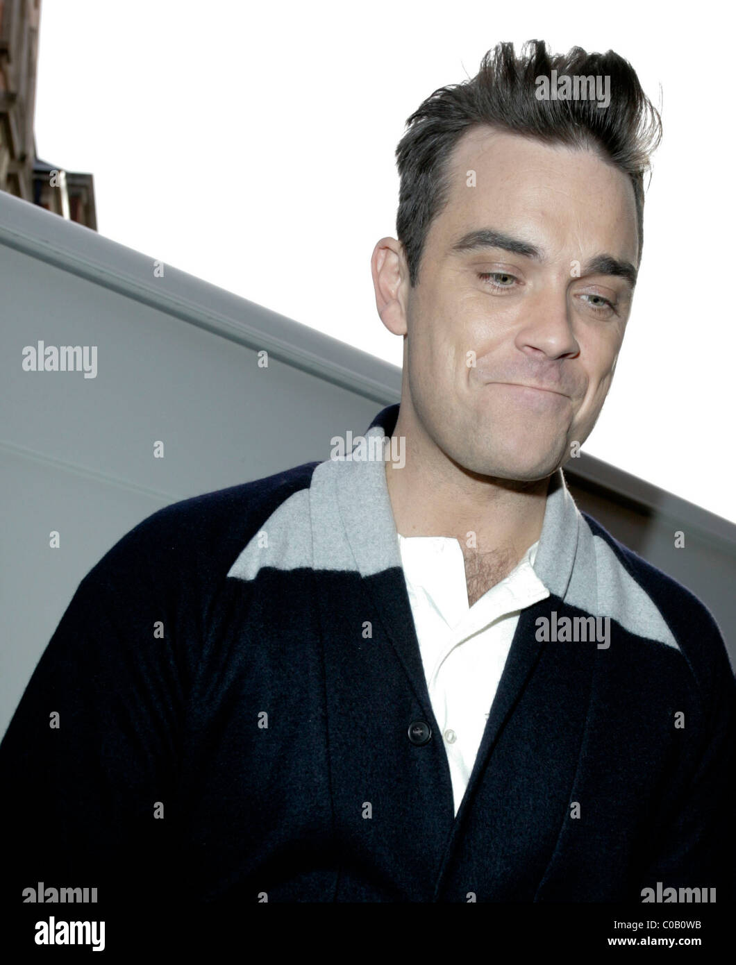 Robbie williams 2 121109 paparazzi hi-res stock photography and images ...