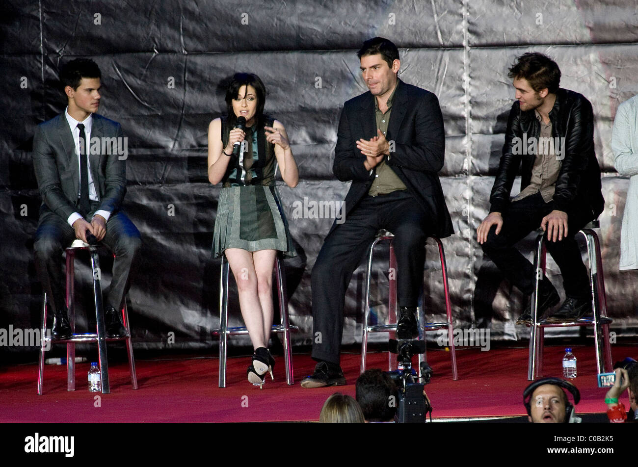 Taylor Lautner, Kristen Stewart, Director Chris Weitz and Robert ...