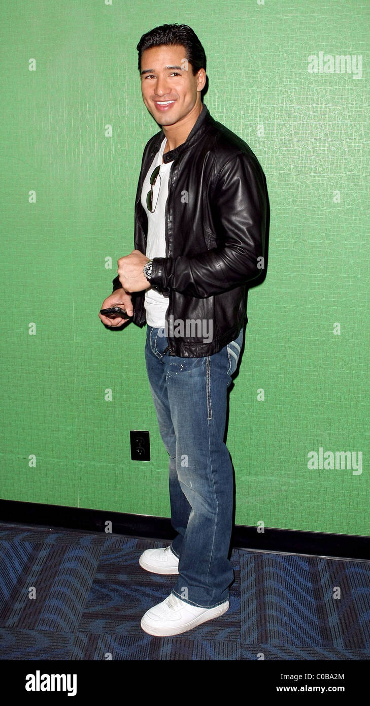 Mario Lopez Actor's Expo at Rave Motion Pictures in Town Square Las ...