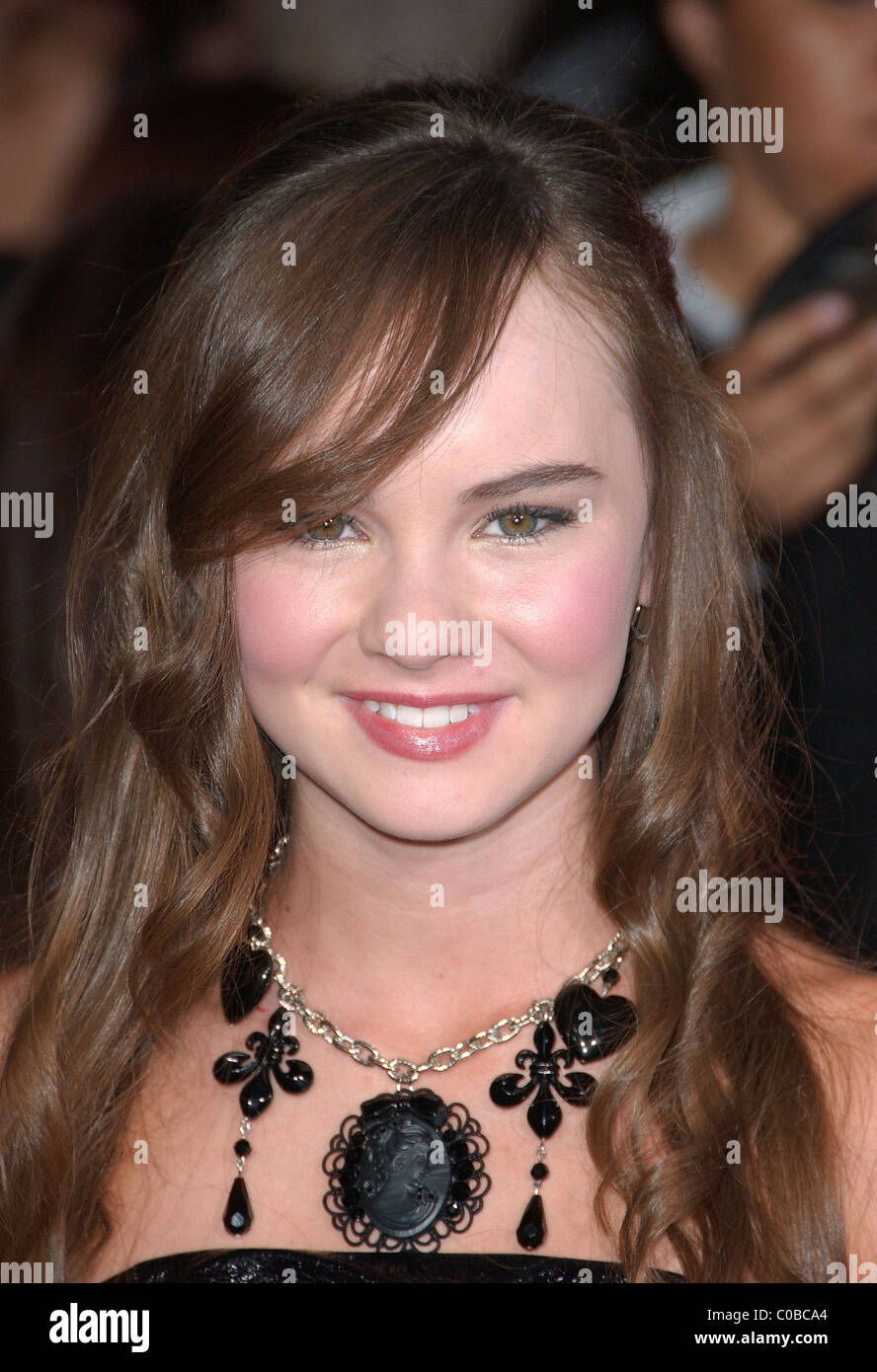 Madeline Carroll Premiere of 'The Twilight Saga: New Moon' at the Mann ...