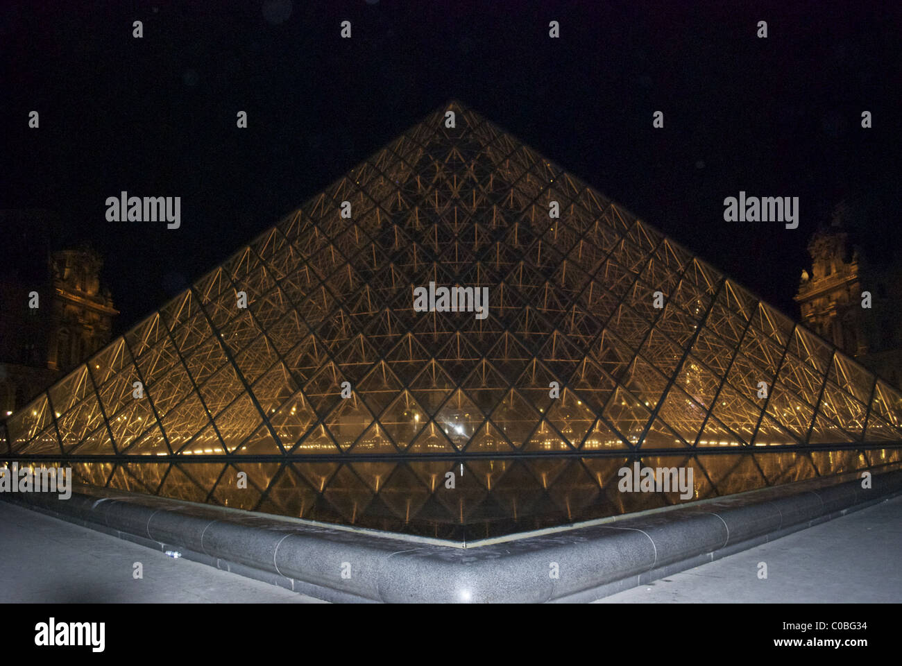 Glass Pyramid reflecting in pool above the Louvre Art Gallery Paris ...