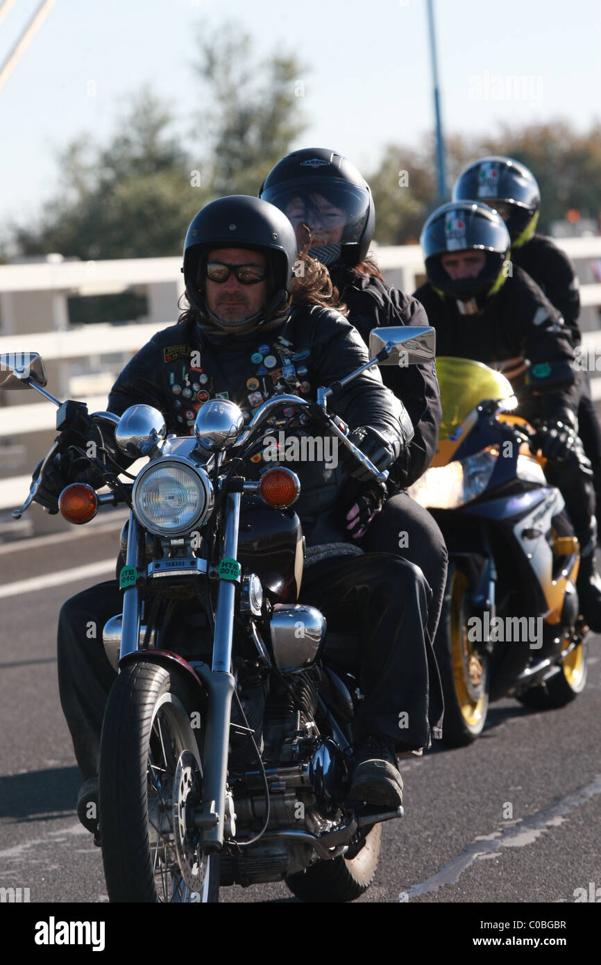 Hoggin the bridge hi-res stock photography and images - Alamy