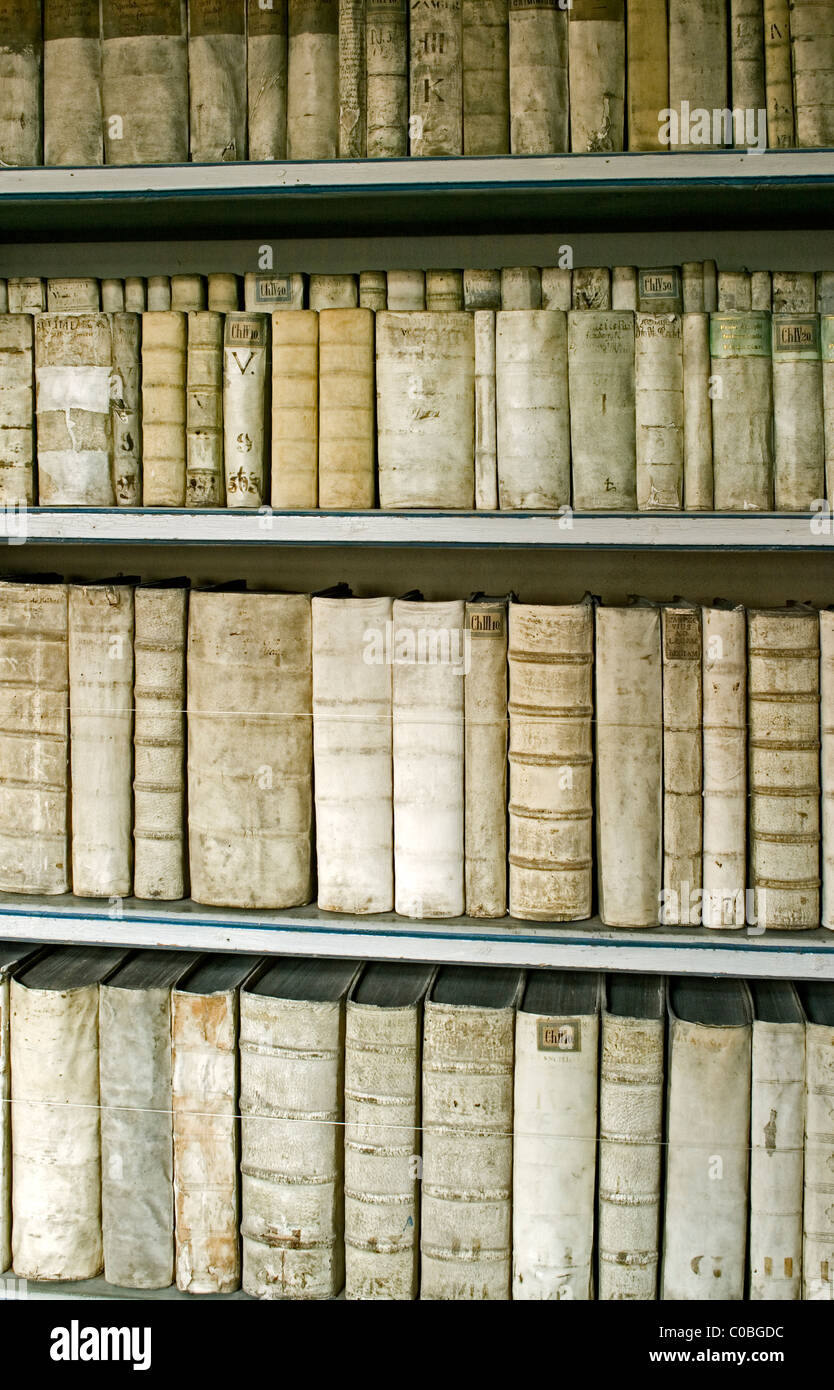 Retro bookcase hi-res stock photography and images - Alamy