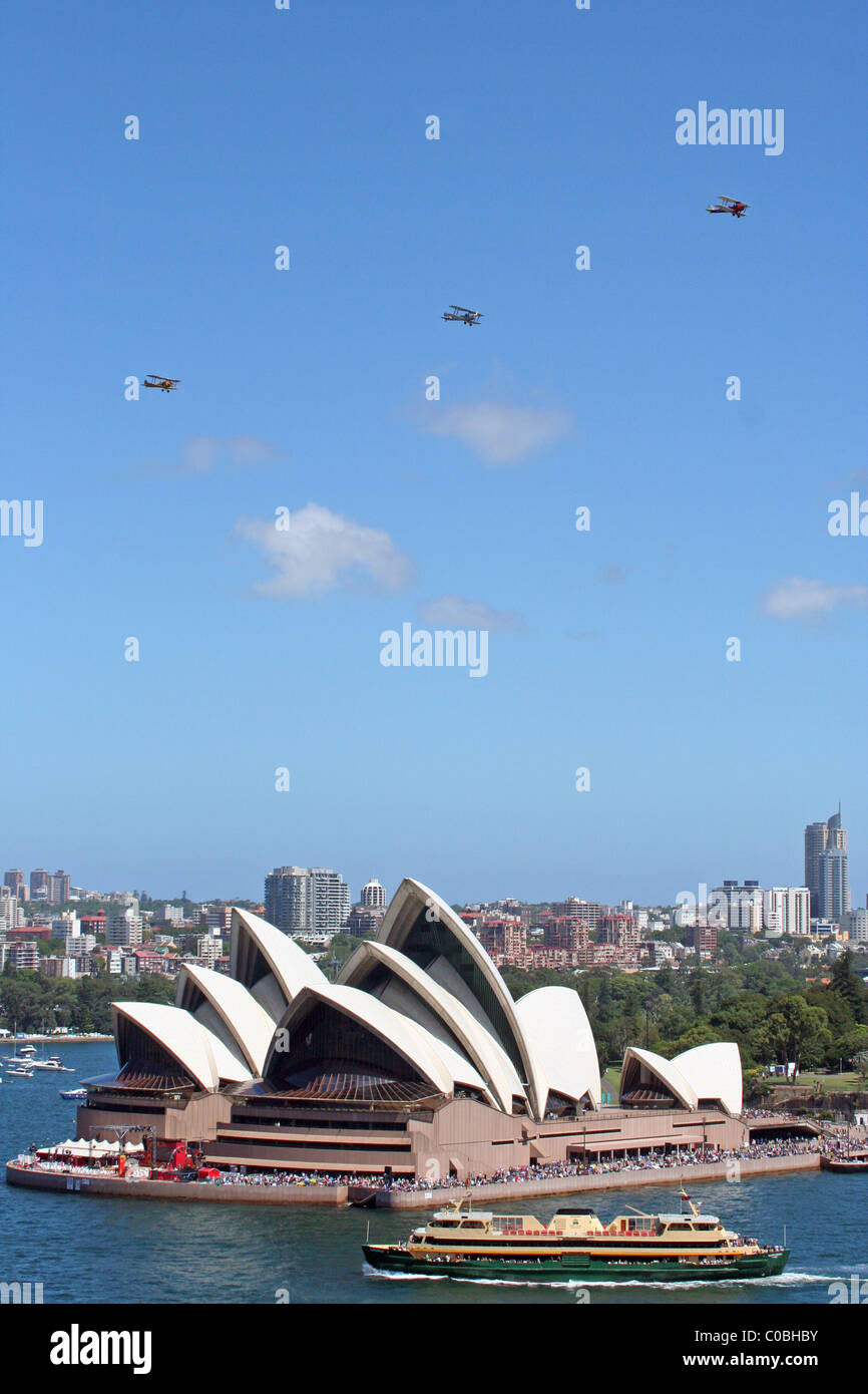 Sail plane over city hi-res stock photography and images - Alamy