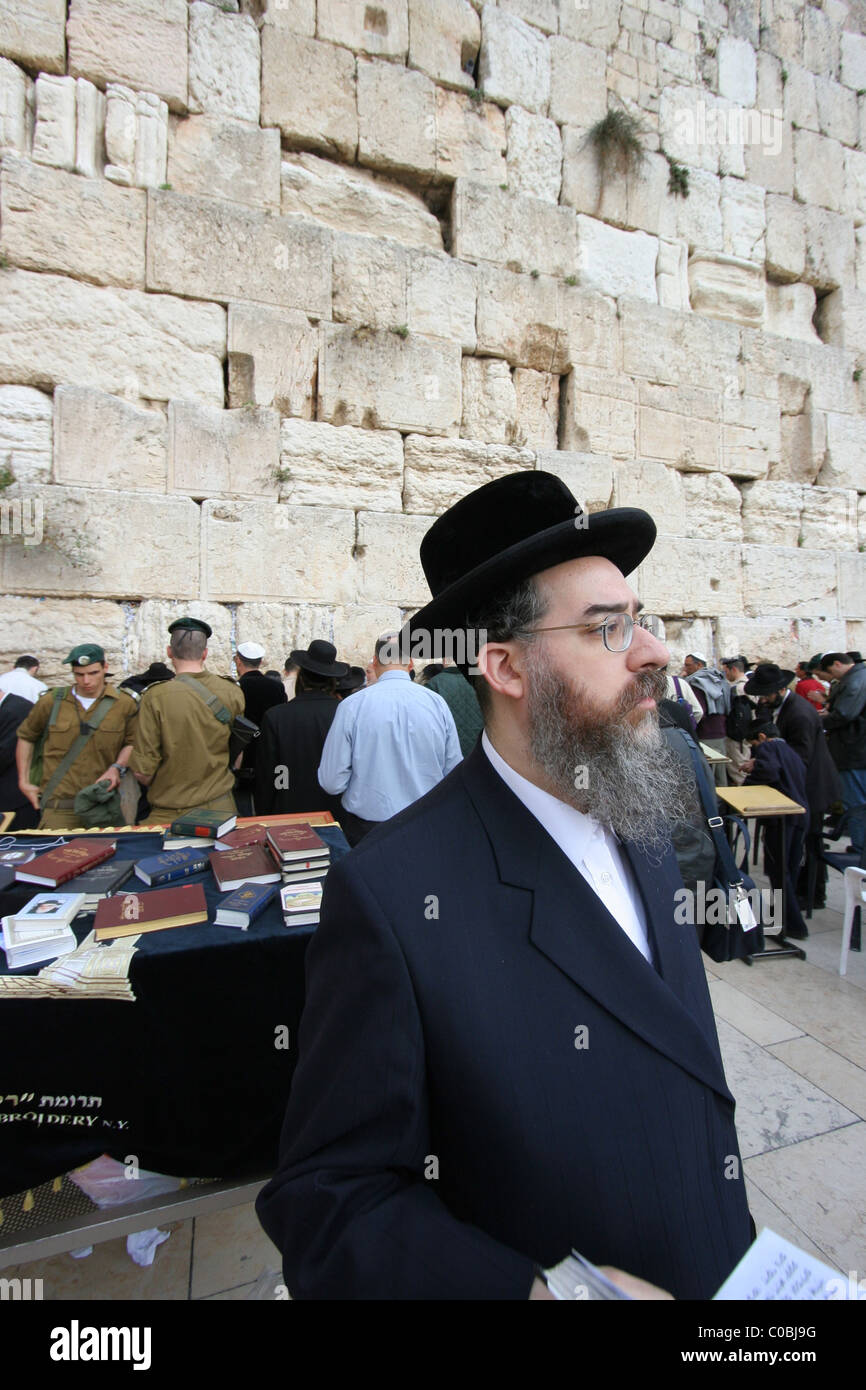 Religious Jew praying at the Western Wall in Jerusalem Stock Photo - Alamy