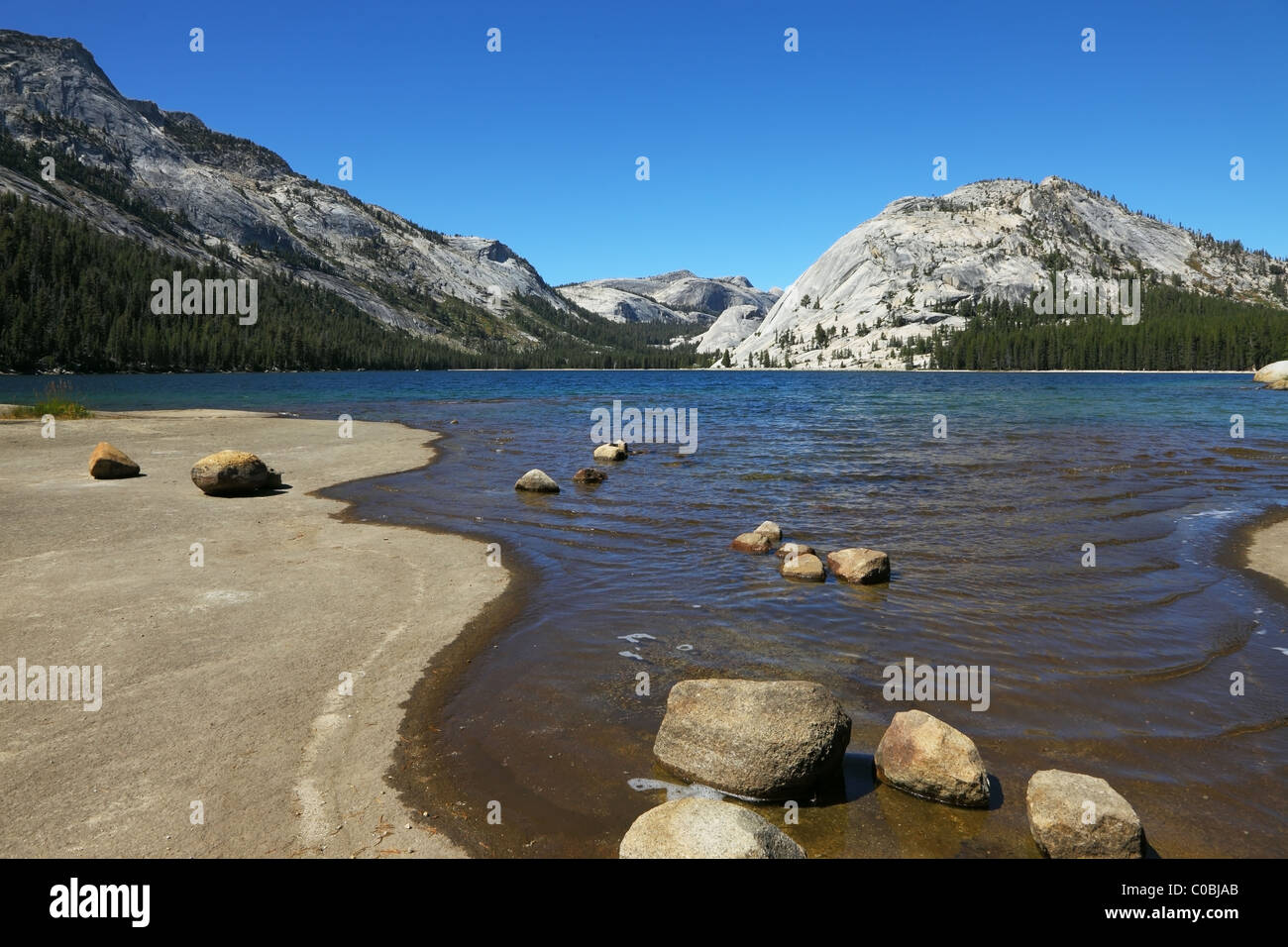 Flat coast of shallow lake in mountains of national park Yosemite Stock ...