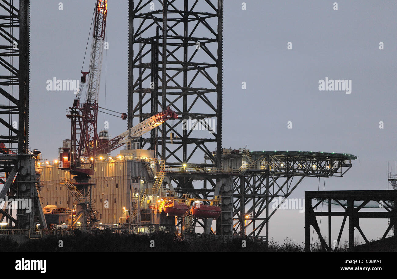 Close up of Oil rig in Dundee Docks,V&A at Dundee Stock Photo: 34677385 ...