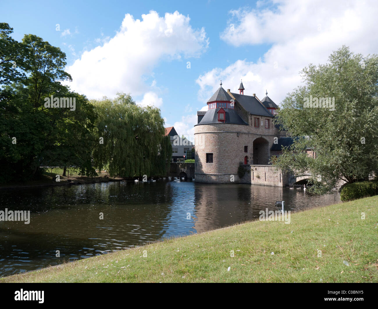 Ezelpoort (Donkey's gate) by Brugge canal, Belgium Stock Photo - Alamy