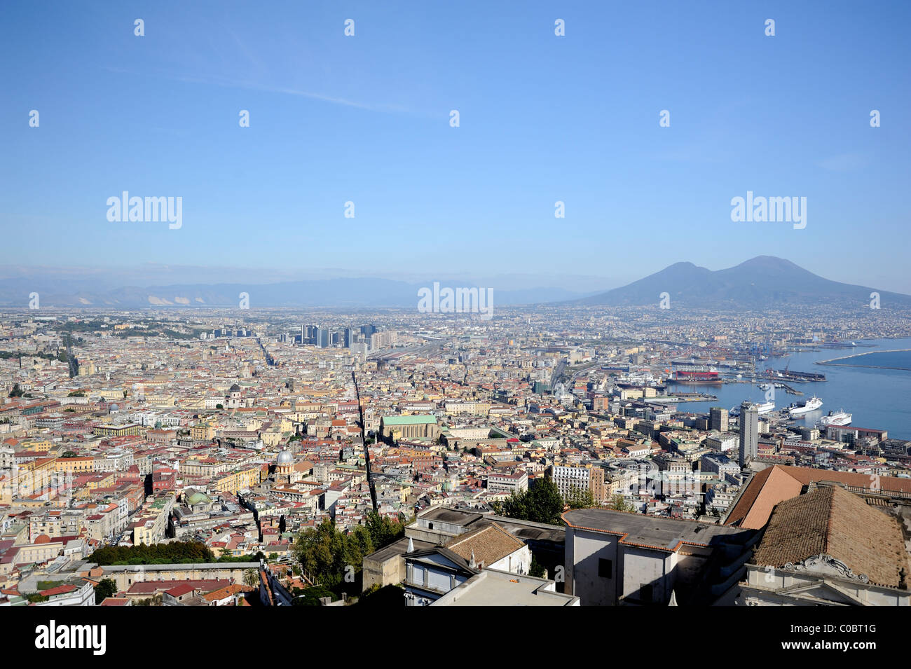 Scenic view of mount vesuvius at the gulf of naples hi-res stock ...