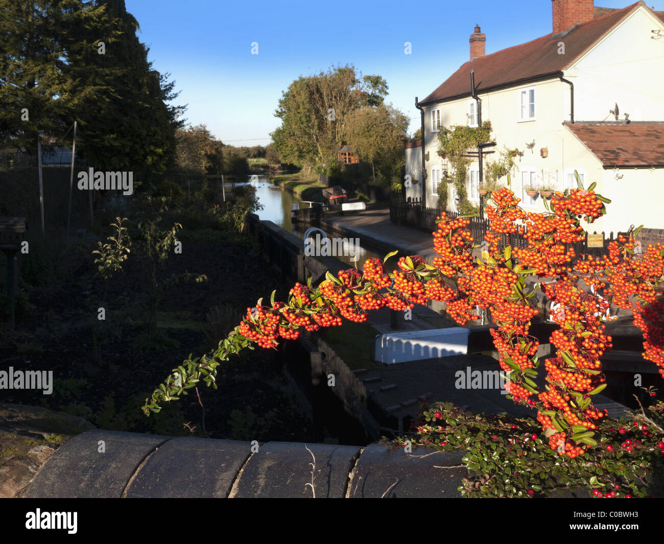 White traditional lock keepers cottage hi-res stock photography and ...