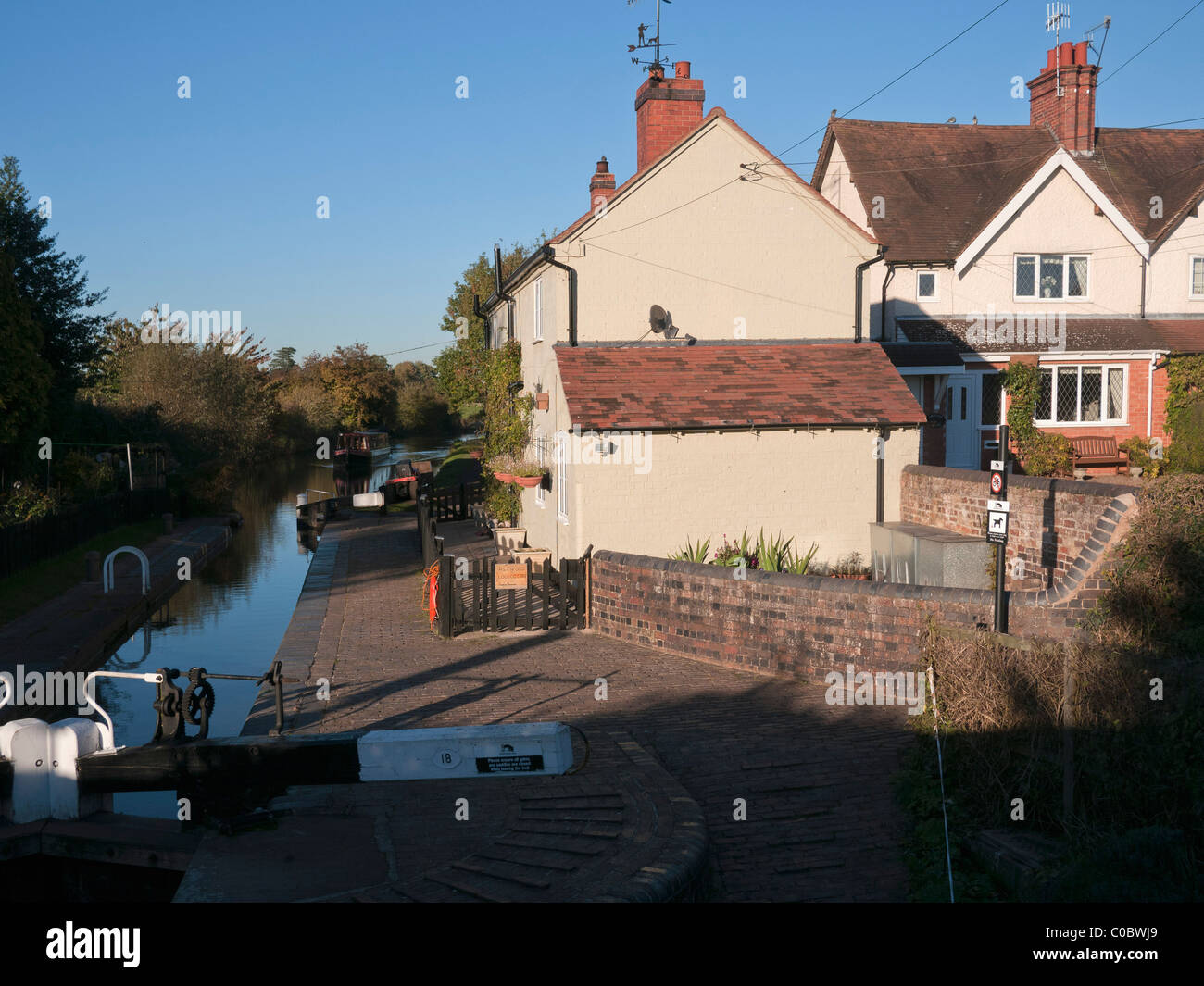 lock keepers cottage Stock Photo - Alamy