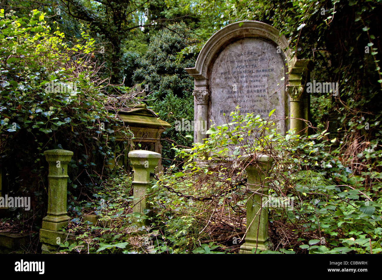 Overgrown gravestones highgate cemetery hi-res stock photography and ...