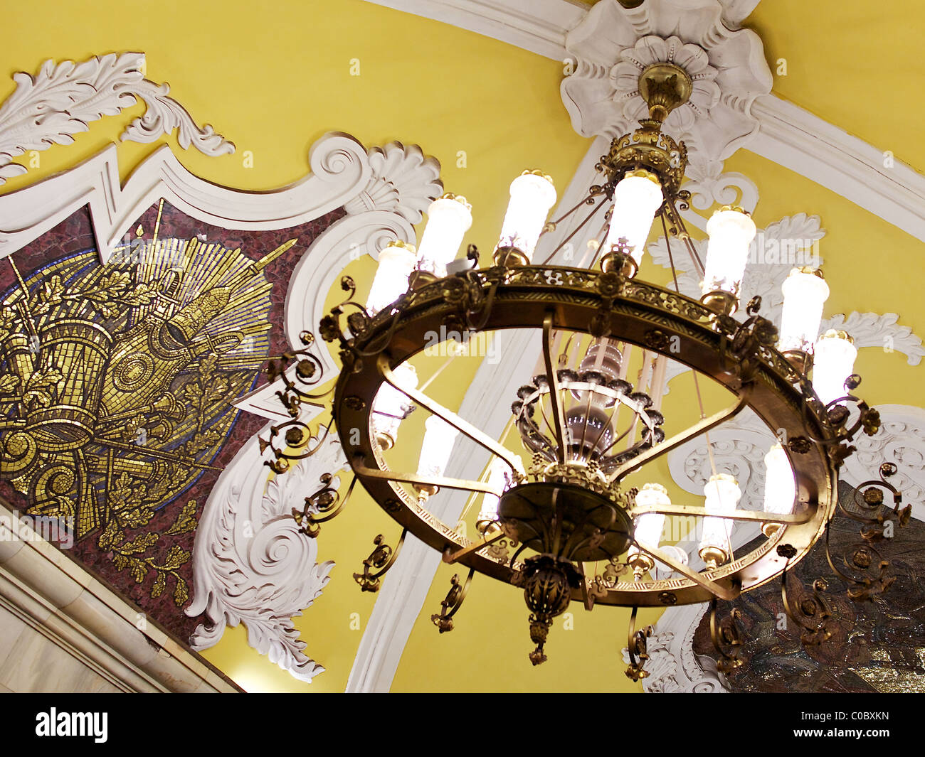 Spectacular ceiling frieze and chandelier in Moscow's Komsomolskaya ...