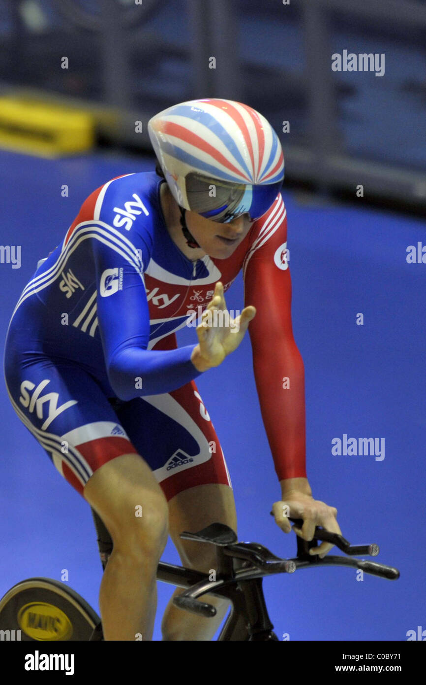 Geraint Thomas (Great Britain) raises his hand to the crowd. Mens ...