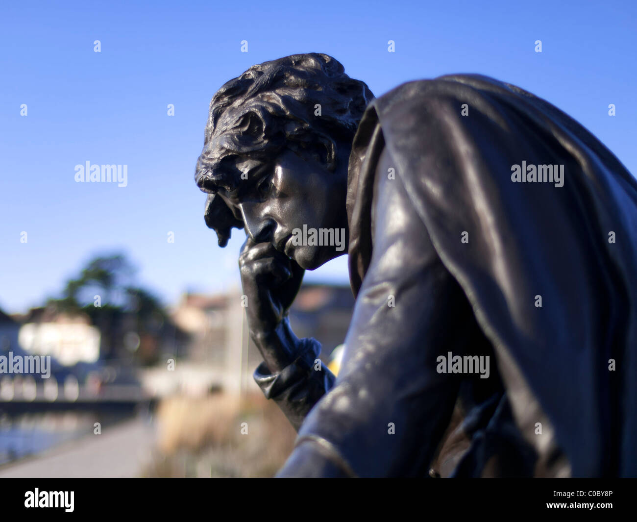 Statue of Hamlet with William Shakespeare behind Stratford upon Avon ...