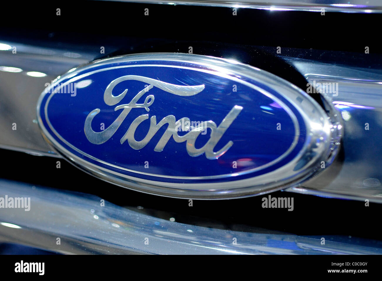 Ford blue oval logo hi-res stock photography and images - Alamy