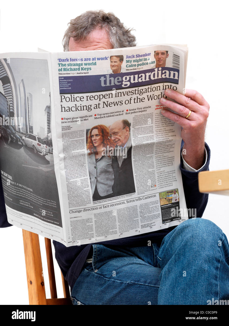 Reading the guardian newspaper hi-res stock photography and images - Alamy