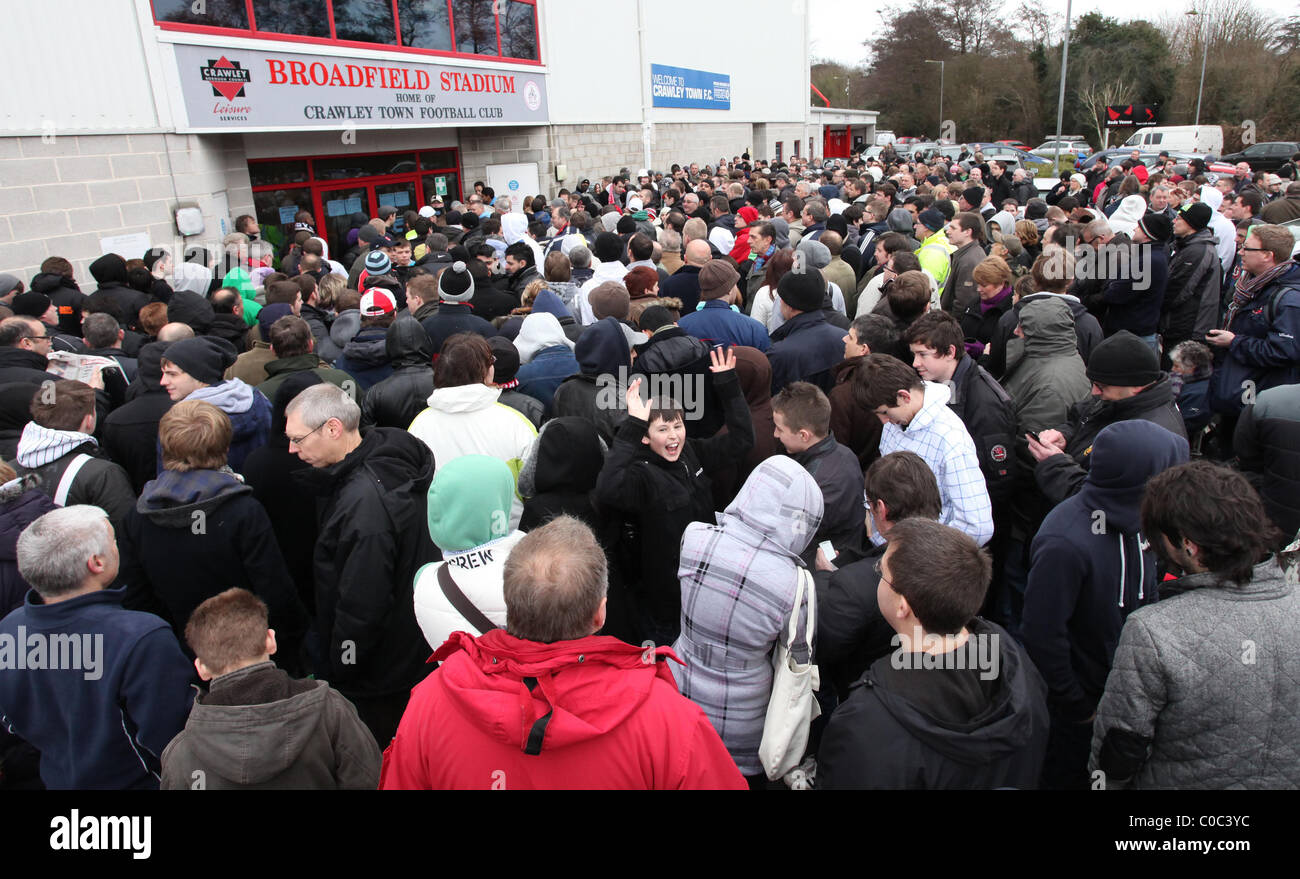 Queue of football fans hi-res stock photography and images - Alamy