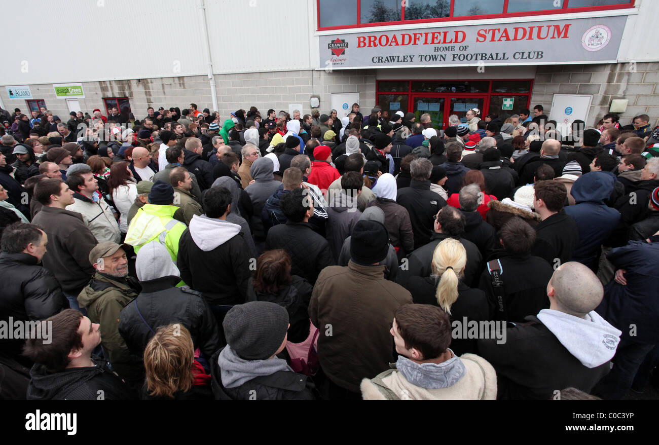 Queue of football fans hi-res stock photography and images - Alamy