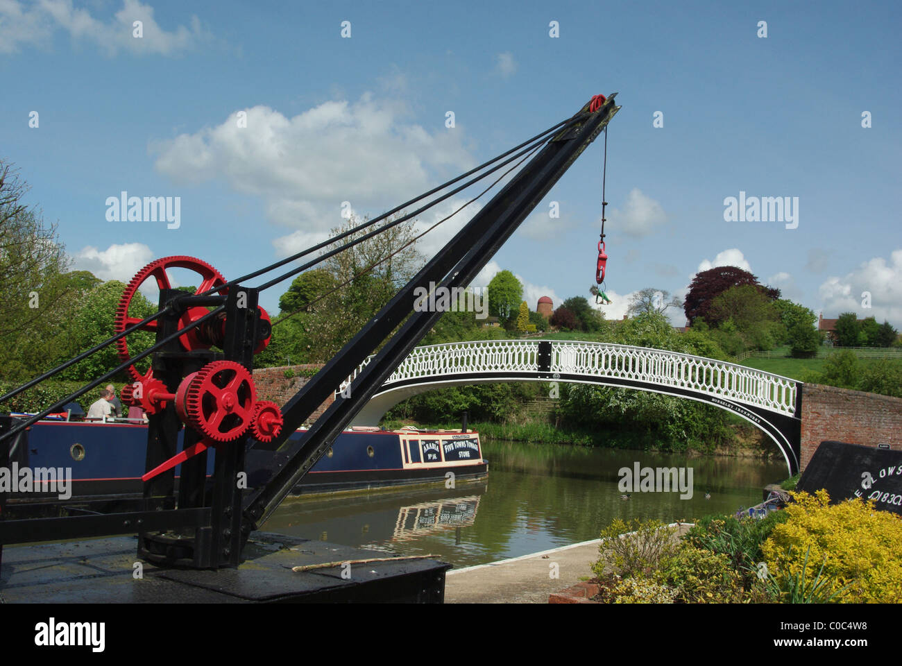 Ornate crane and the roving bridge at Braunston Marina ...