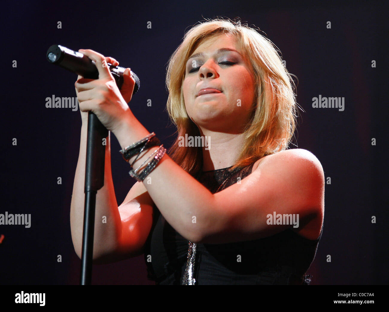 Kelly Clarkson performing live at Palladium Cologne, Germany - 03.04.08 ...